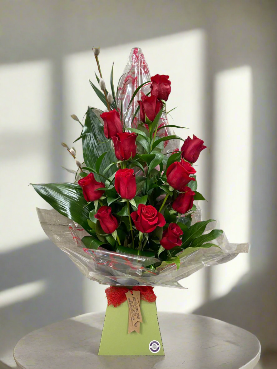Modern Dozen Front Facing Rose Bouquet – Amaryllis Floral Design
